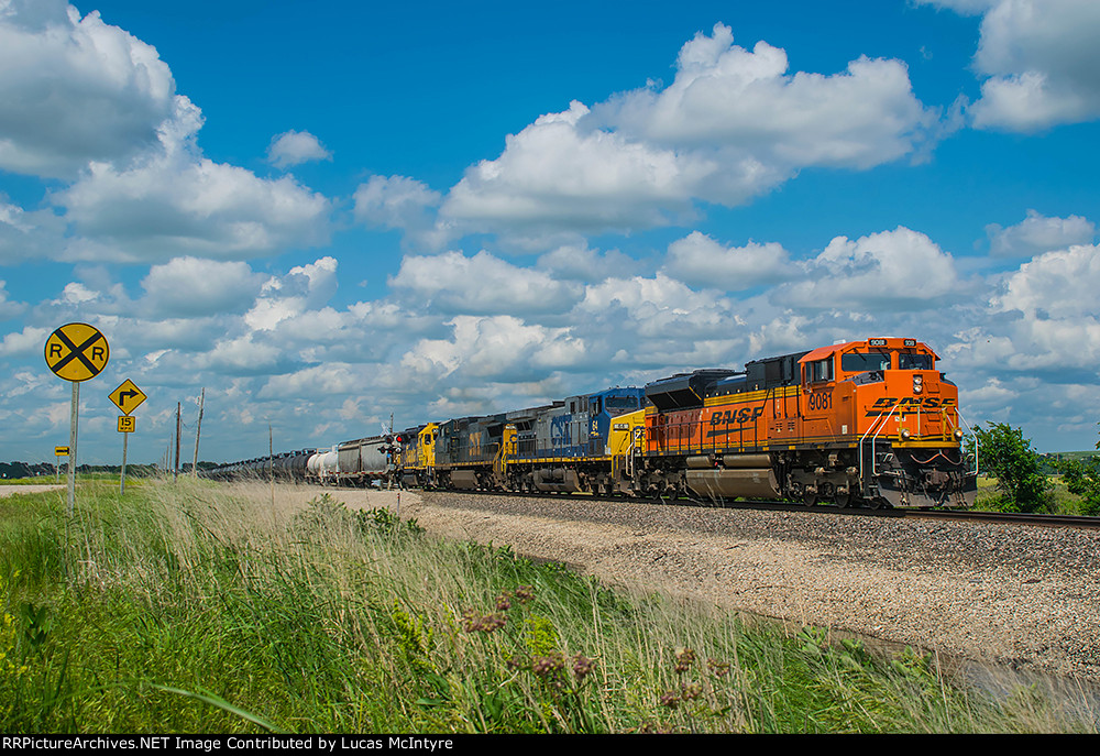 BNSF 9081 westbound BNSF manifest train